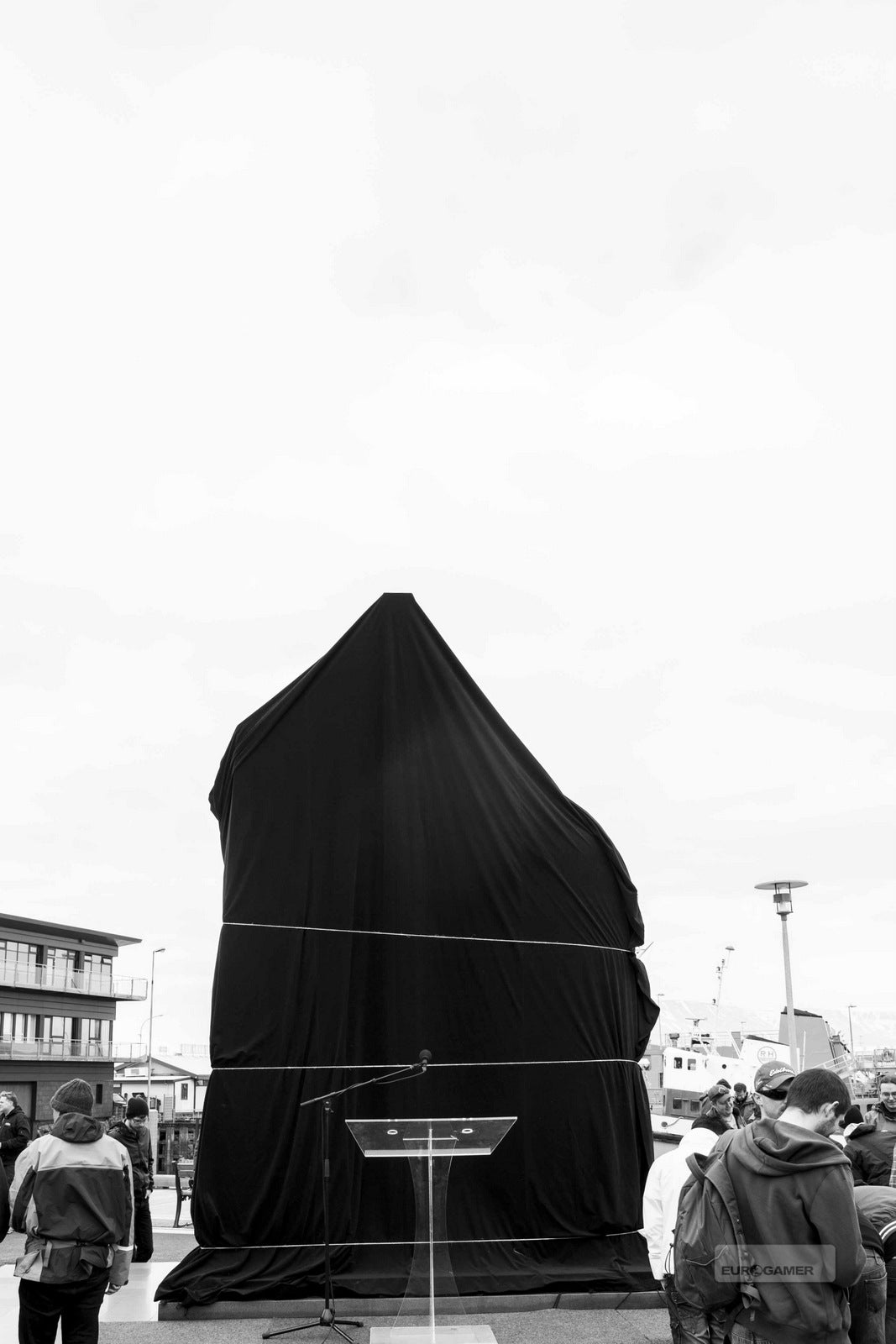 Historic real-life Eve monument defaced in days | Eurogamer.net