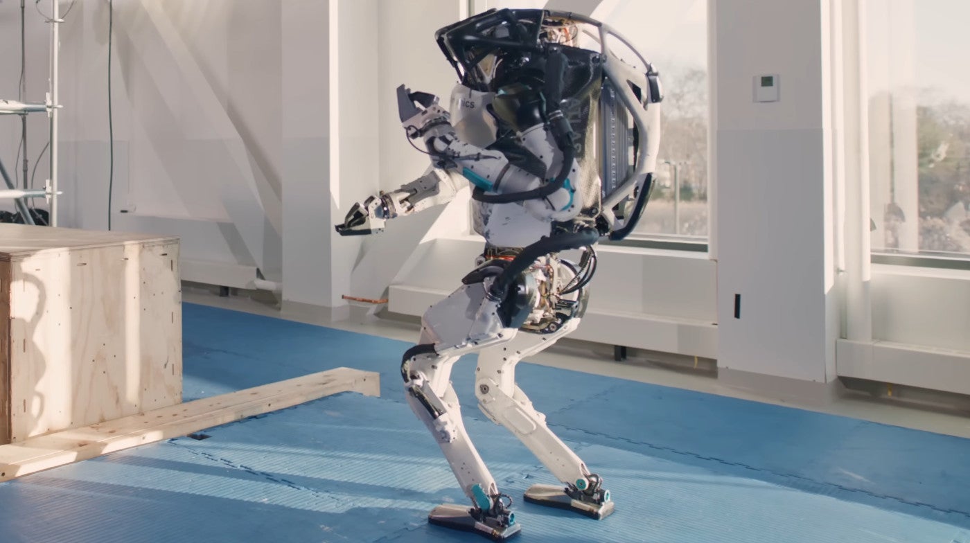 Ten android chodzi i skacze jak człowiek. Nowe demo od Boston Dynamics ...