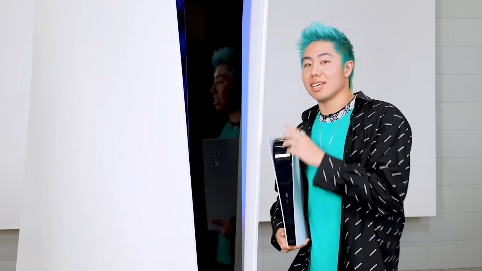 YouTuber ZHC hat die größte PS5 der Welt gebaut - für 70.000 Dollar ...