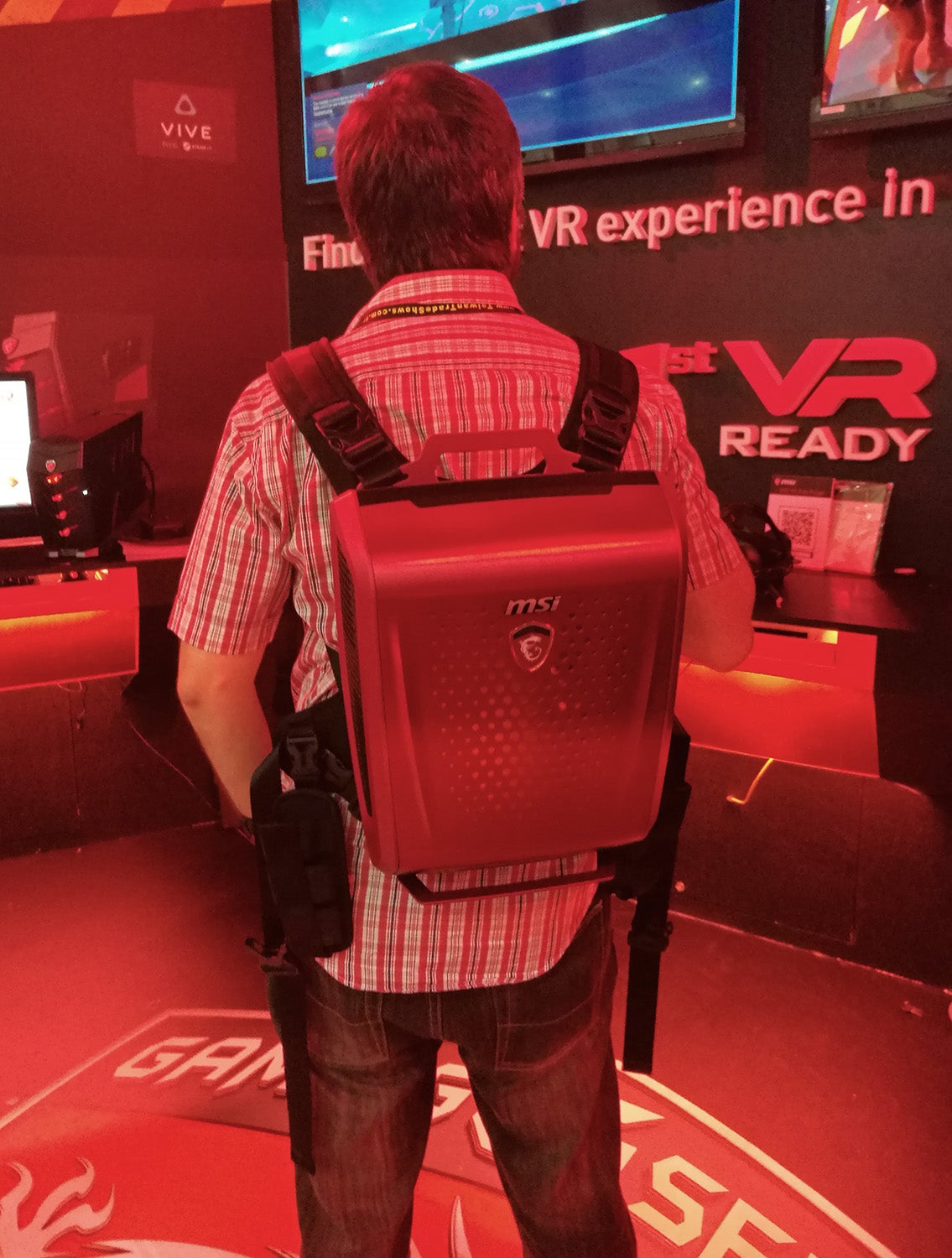 Probamos el Backpack PC de MSI en el Computex 2016 | Eurogamer.es