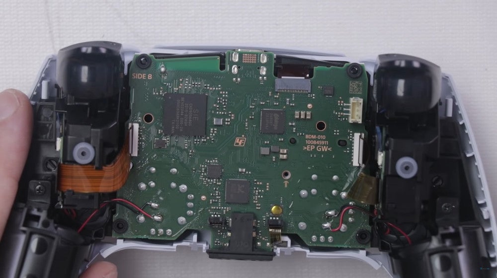 DualSense od środka - pad do PS5 rozłożony na części | Eurogamer.pl
