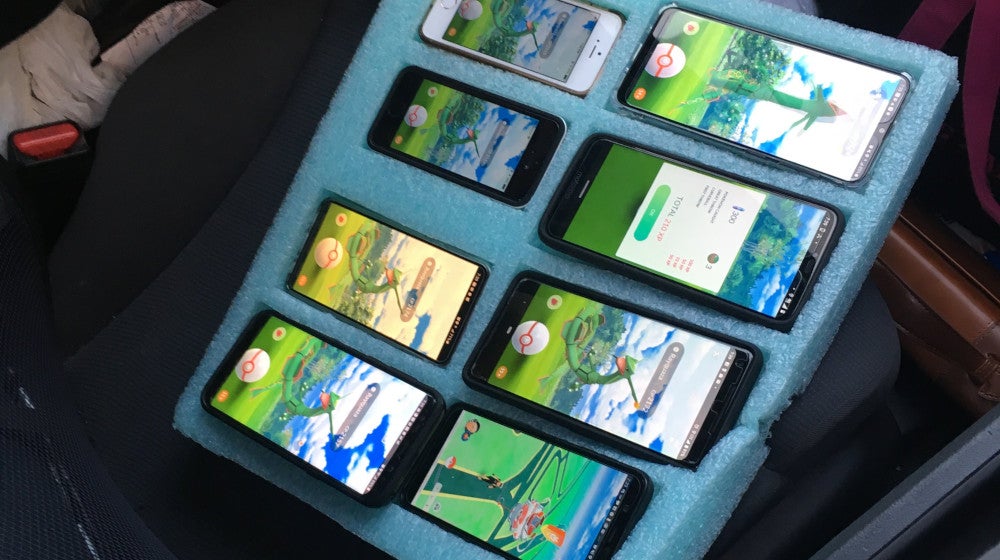 Kierowca z USA grał w Pokémon Go na ośmiu telefonach jednocześnie ...